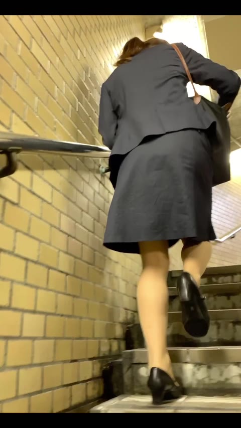 【新人ol】某大手銀行勤務の超可愛いolさんのタイトスカートのなかを盗撮!顔出しあり!美脚 神回 Jgirl Collection