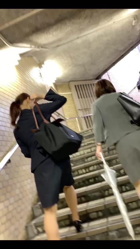 【新人ol】某大手銀行勤務の超可愛いolさんのタイトスカートのなかを盗撮!顔出しあり!美脚 神回 Jgirl Collection