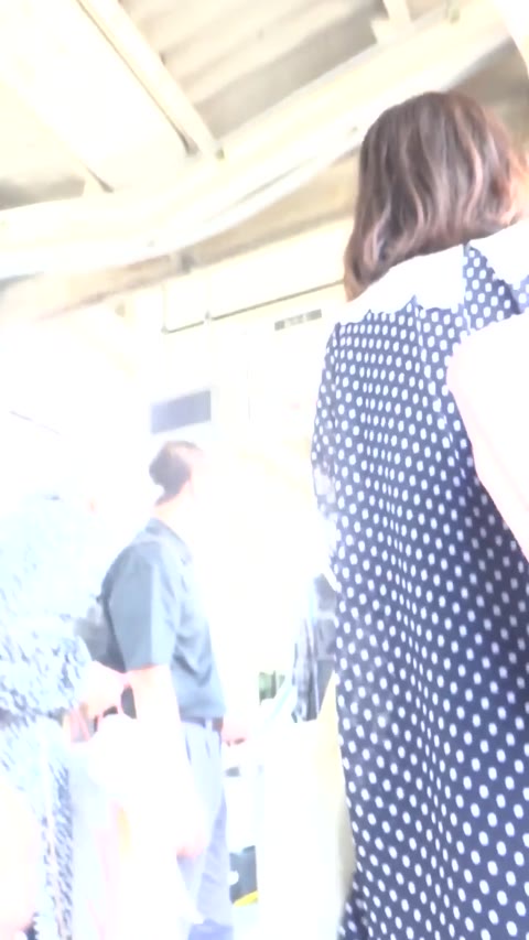 パンチラ盗撮 女子大生 ミニスカワンピから見える黒パンツに超接近 - JGirl Collection